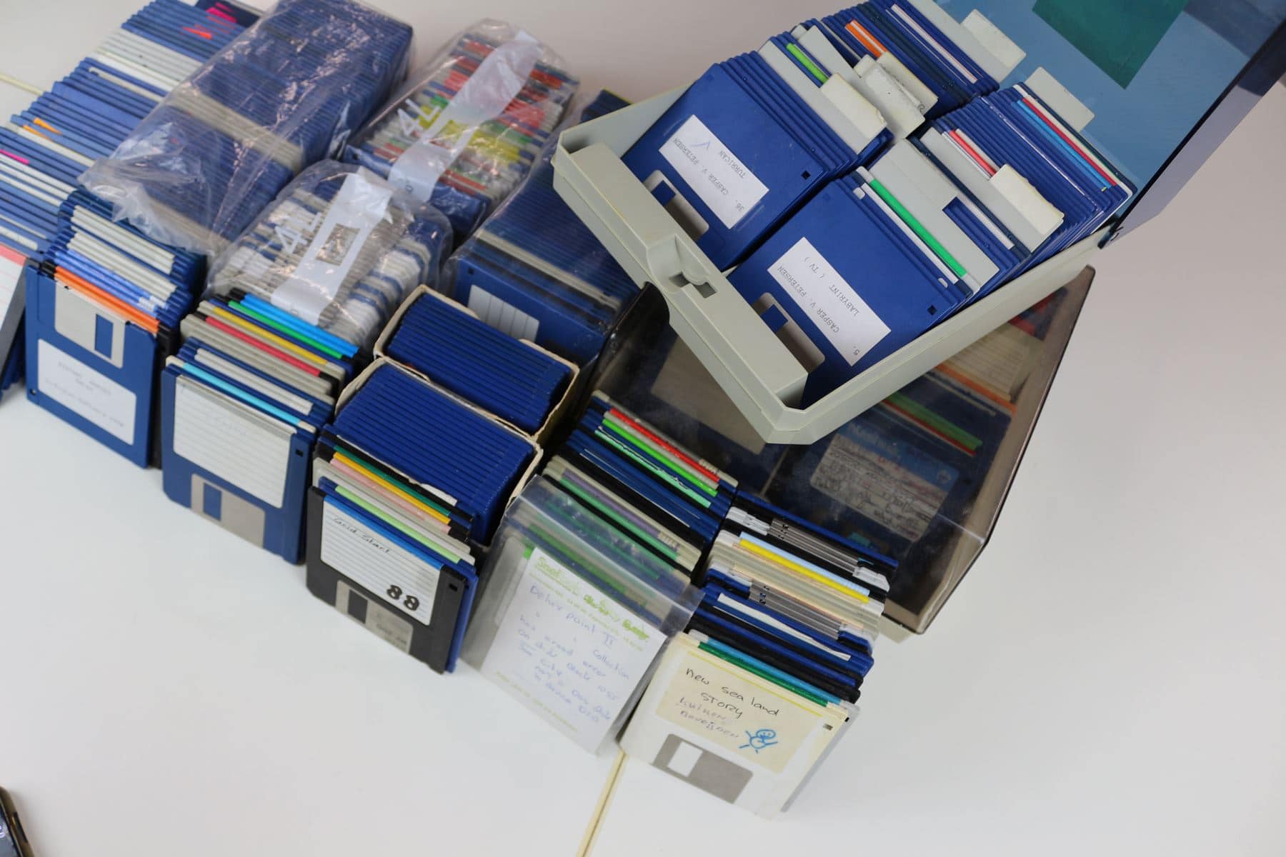 Ca. 450 Amiga disketter inkl. 2 bokse - WTS Retro - Køb her