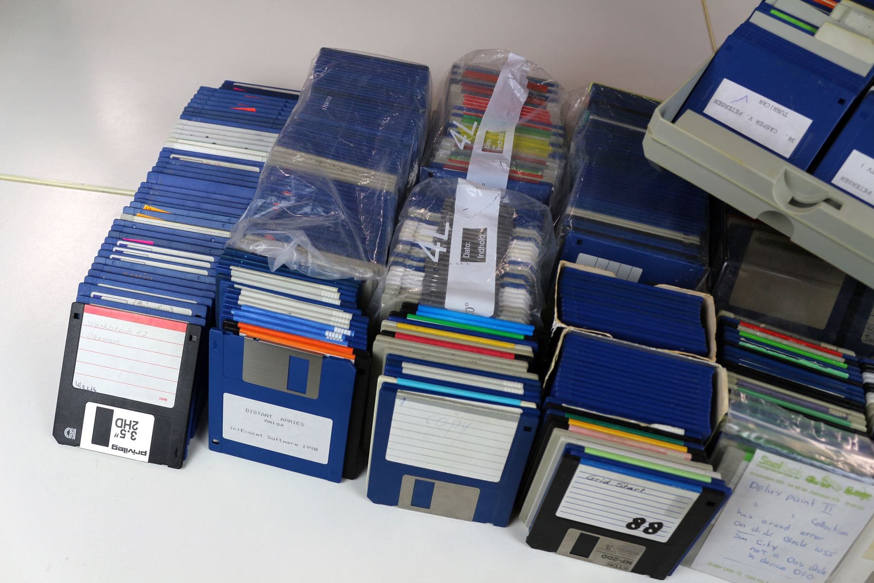 Ca. 450 Amiga disketter inkl. 2 bokse - WTS Retro - Køb her