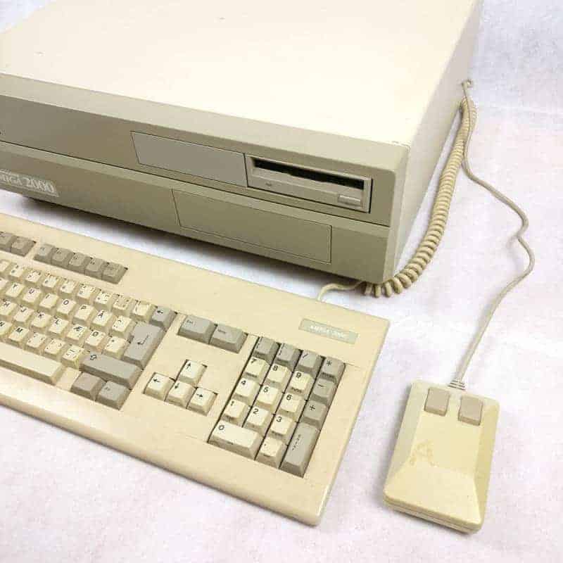 Amiga 2000 m. mus og tastatur