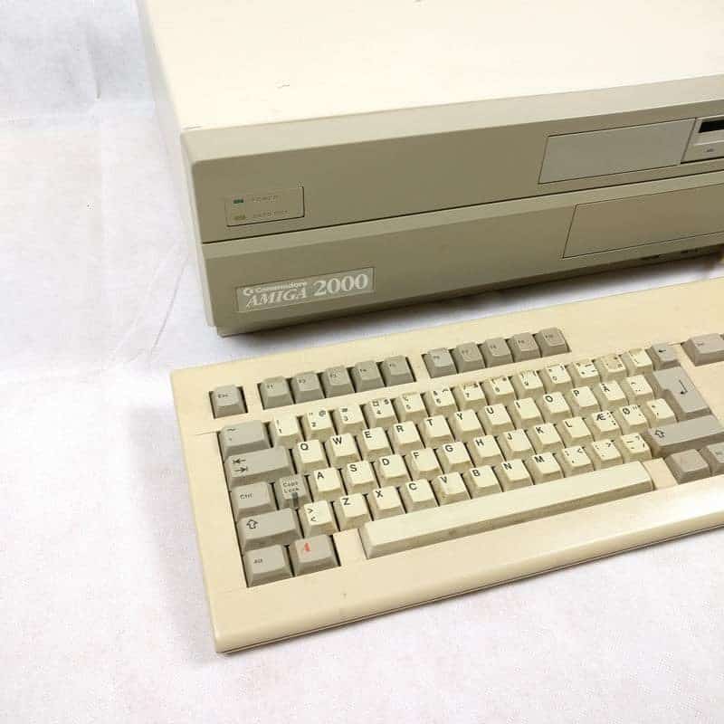 Amiga 2000 m. mus og tastatur