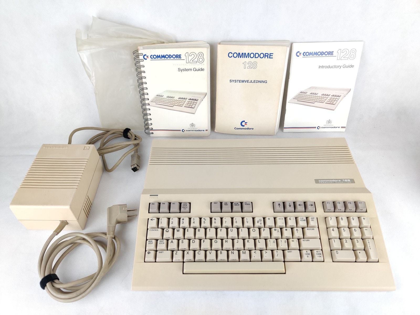 Commodore 128 m. strømforsyning og manualer - WTS Retro
