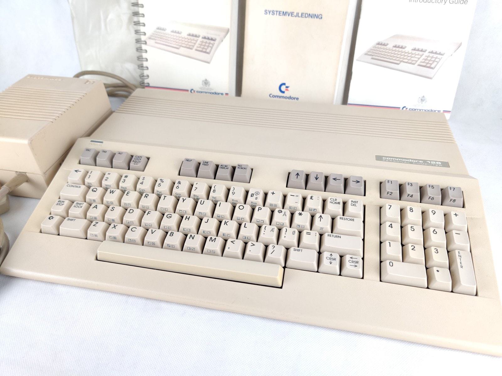 Commodore 128 m. strømforsyning og manualer - WTS Retro