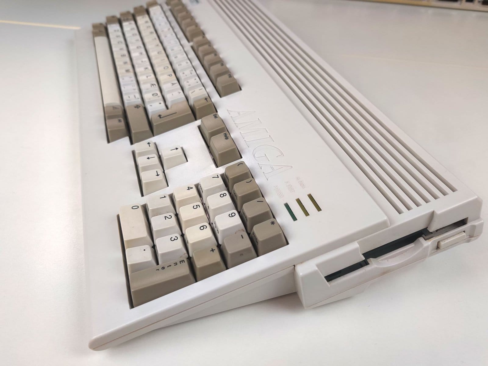 Amiga 1200 med mus og strømforsyning - WTS Retro