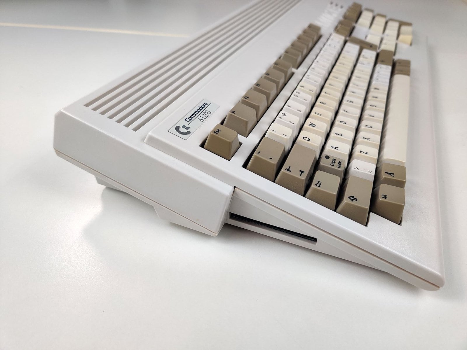 Amiga 1200 med mus og strømforsyning - WTS Retro