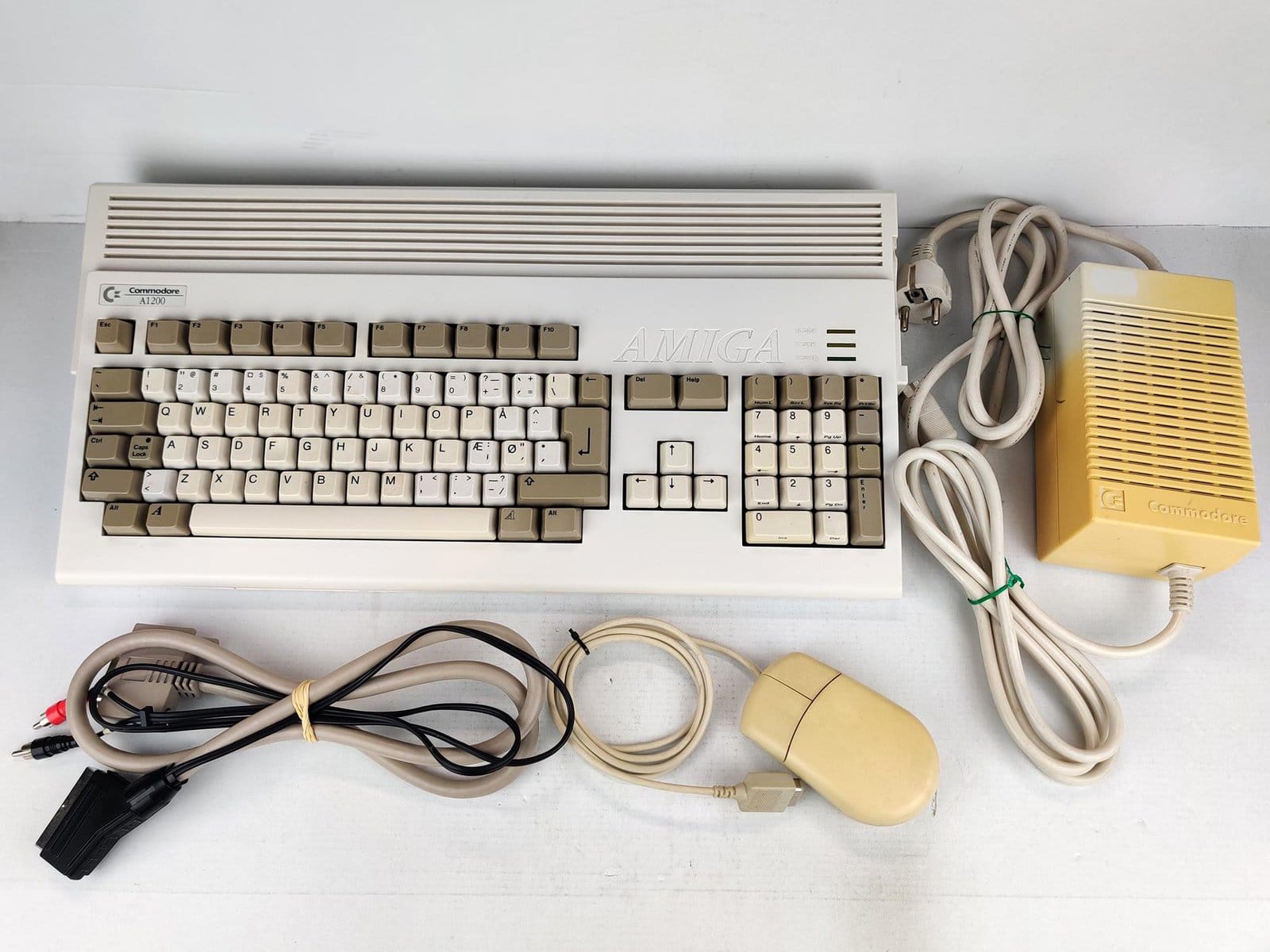 Amiga 1200 med mus og strømforsyning - WTS Retro