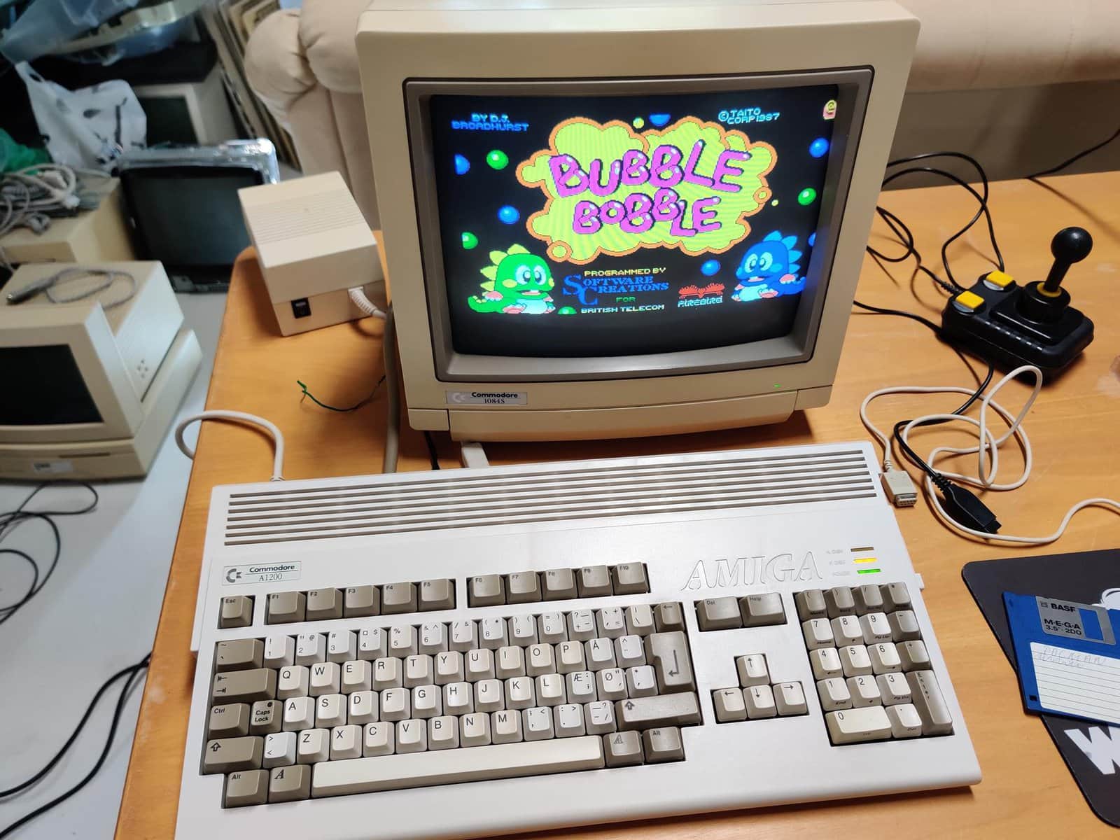 Amiga 1200 med mus og strømforsyning - WTS Retro